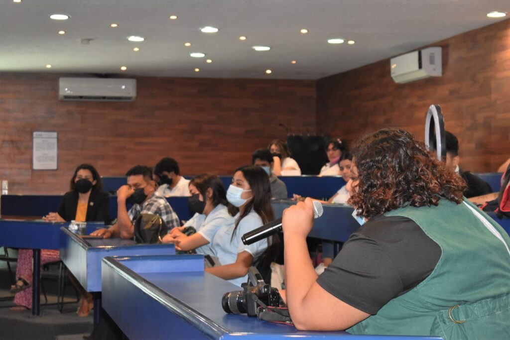 El estudiante Emilio Garay presentó el plaquette “Contraluna ...