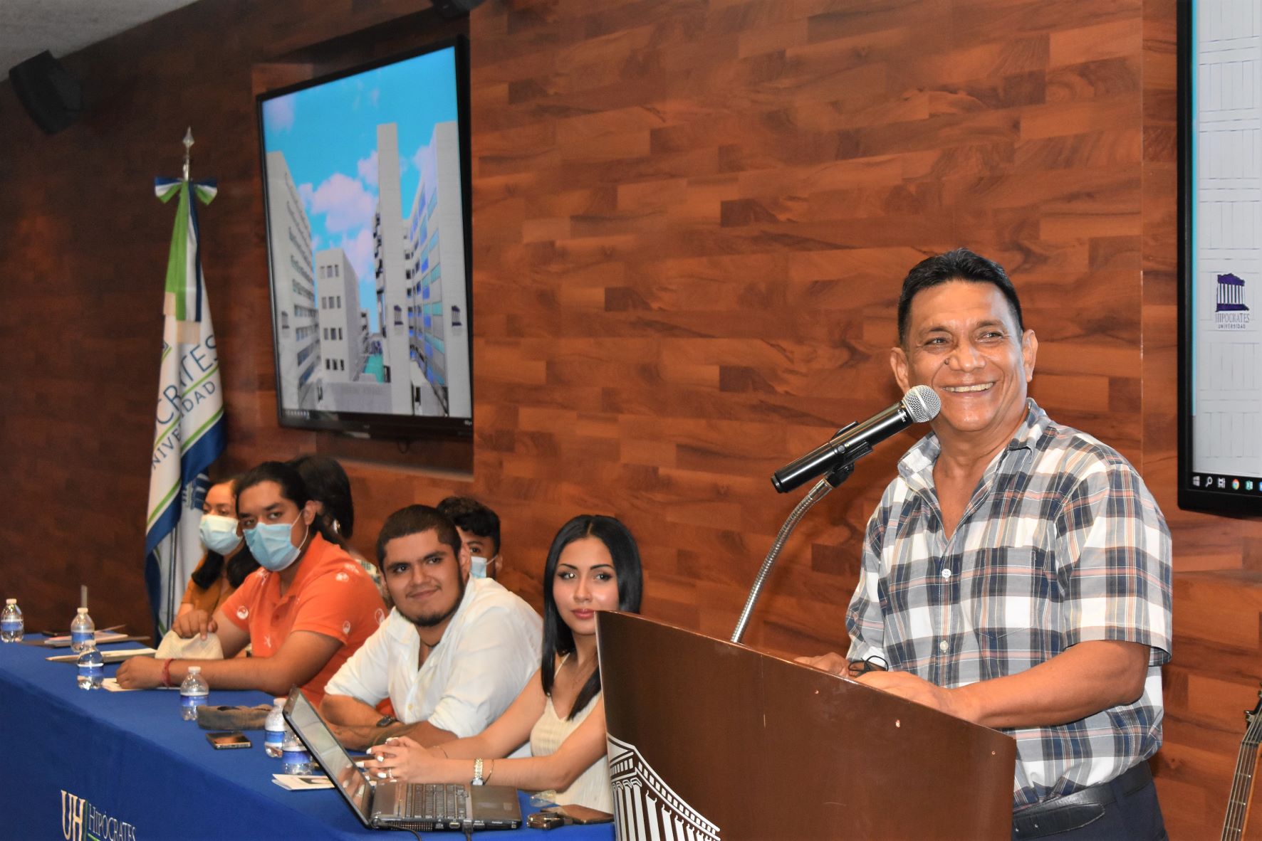 El estudiante Emilio Garay presentó el plaquette “Contraluna ...