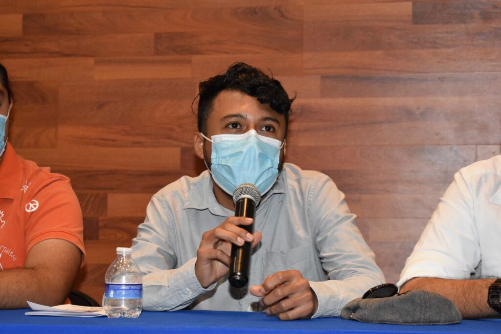 El estudiante Emilio Garay presentó el plaquette “Contraluna ...