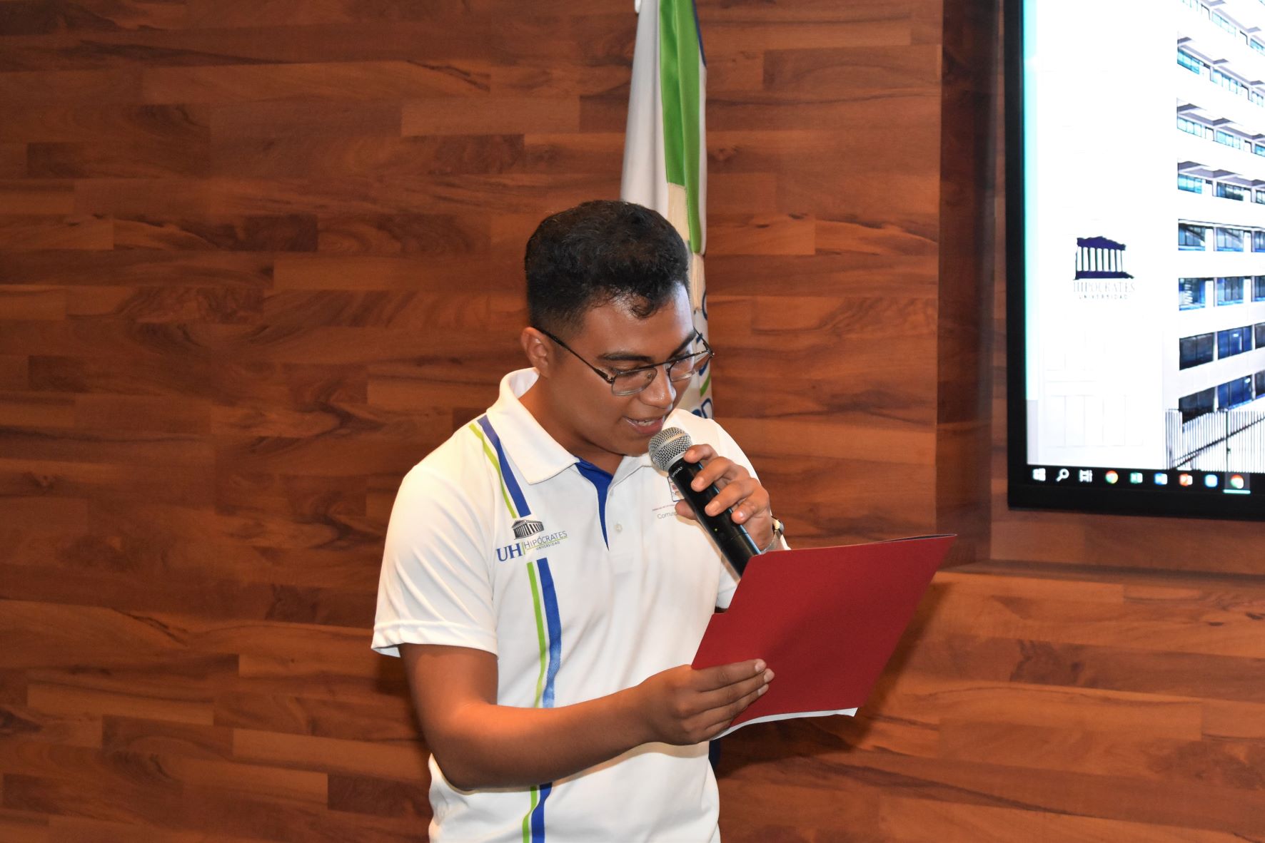 El estudiante Emilio Garay presentó el plaquette “Contraluna ...