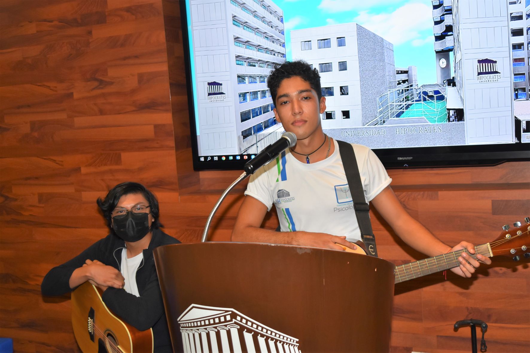 El estudiante Emilio Garay presentó el plaquette “Contraluna ...